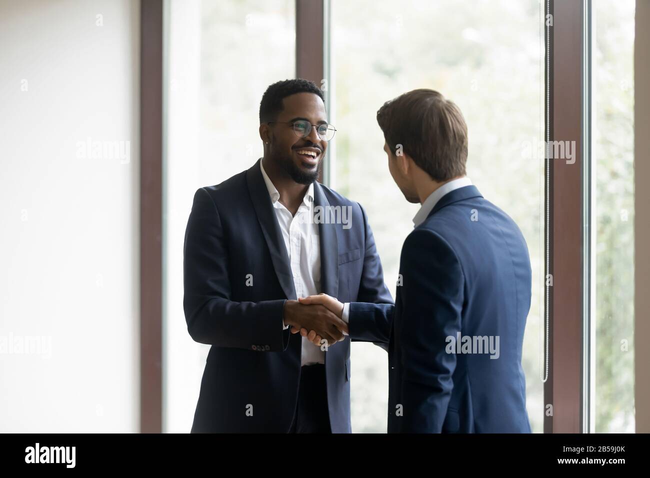 Business people having handshake hi-res stock photography and images - Alamy