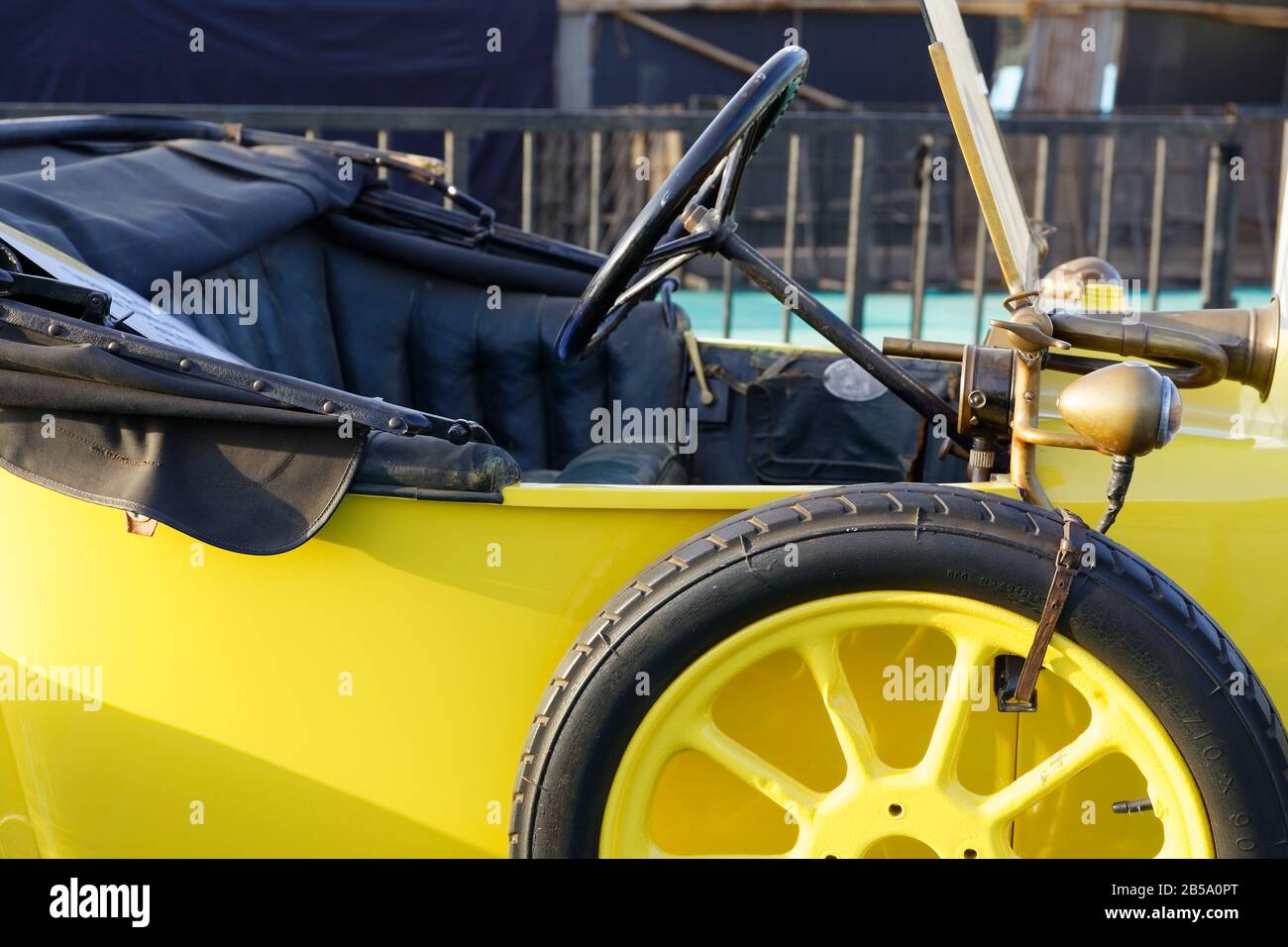 Vintage and new car and bike show in Mumbai, India Stock Photo - Alamy