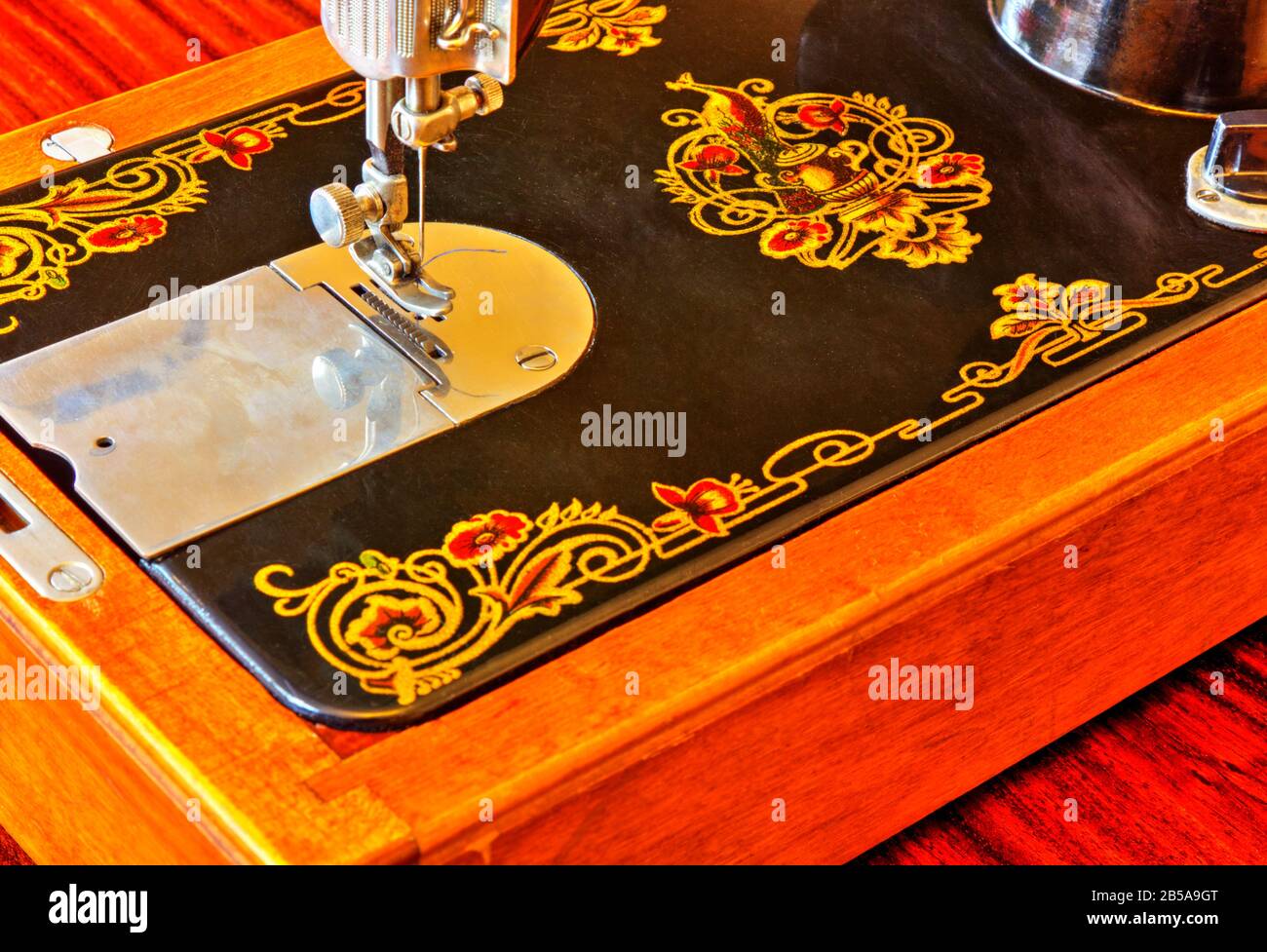 Vintage sewing machine close hi-res stock photography and images - Alamy