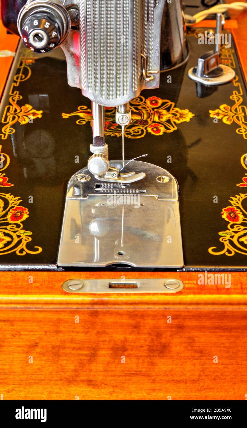 Vintage sewing machine close hi-res stock photography and images - Alamy