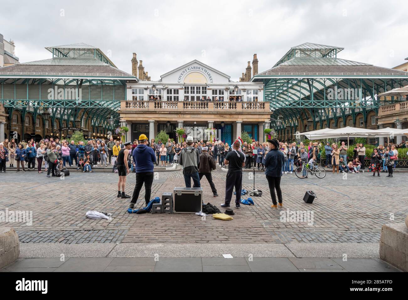 Buskers entertaining a crowd at Covent Garden, London, England Stock ...