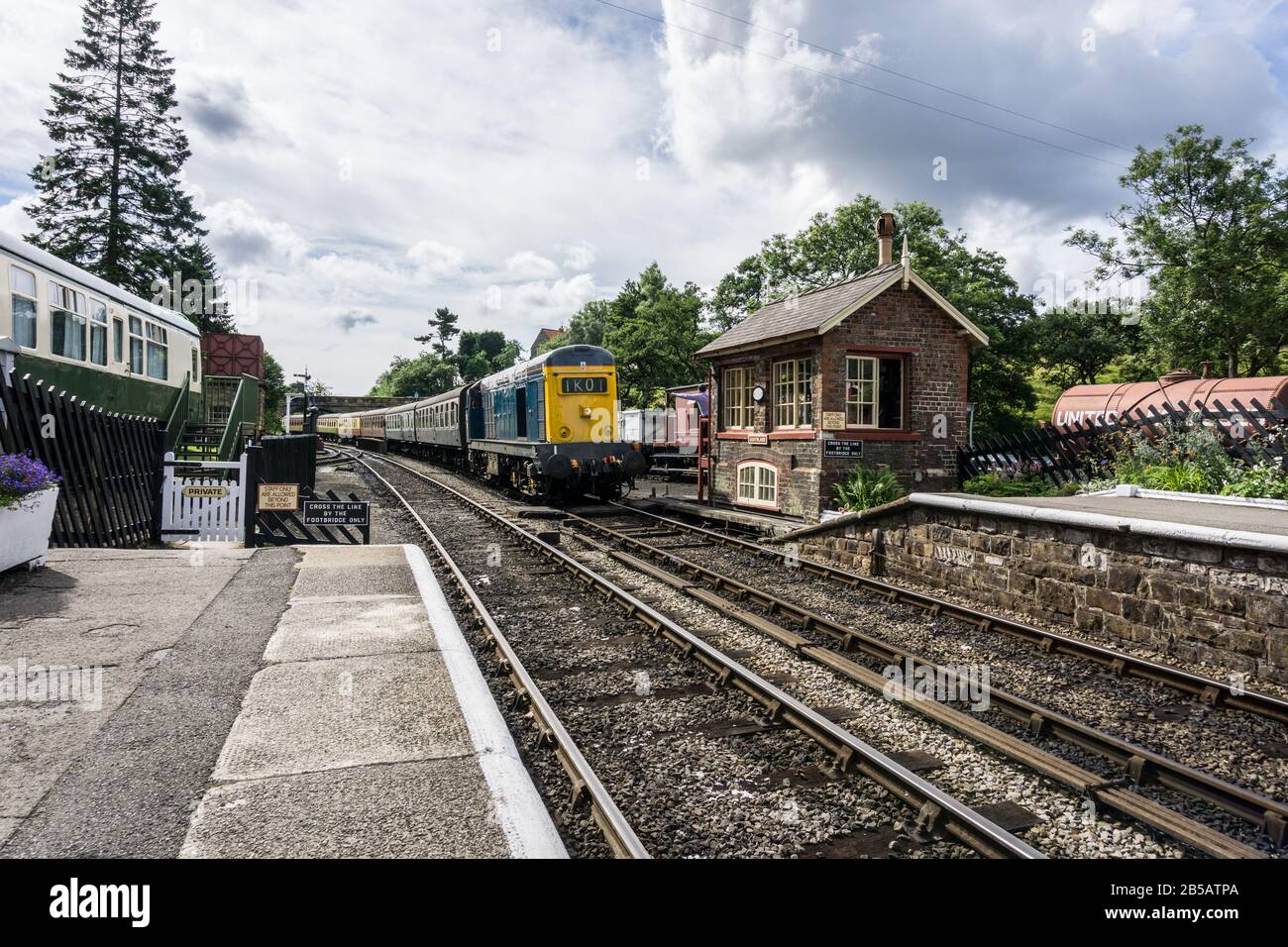 Class 20 diesel locomotive 20142 arriving at Goathland Station on the ...