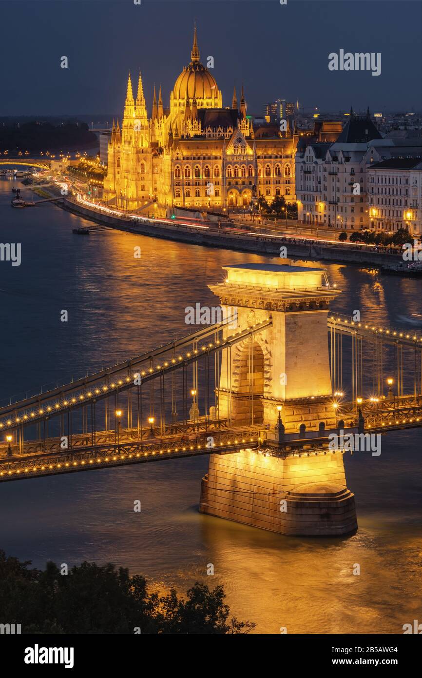 Chain bridge night view hi-res stock photography and images - Alamy