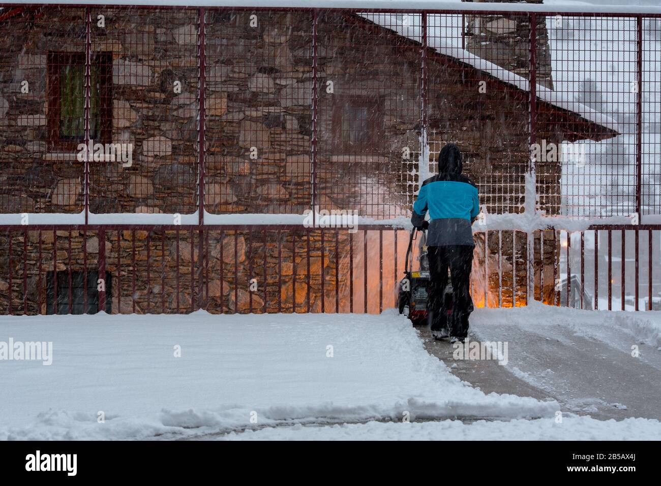 Man removes snow blower winter hi-res stock photography and images - Alamy