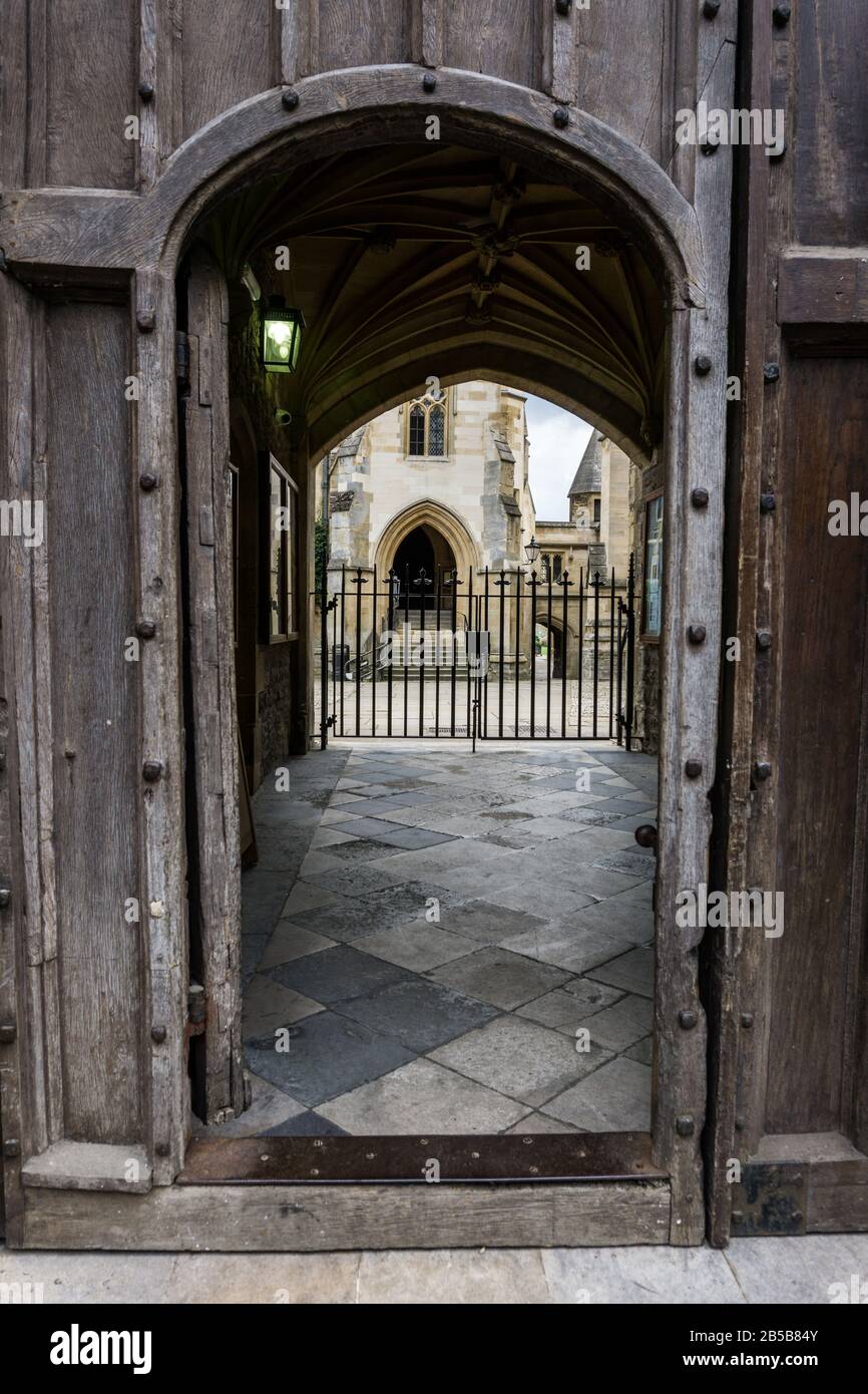 Narrow passageway in the grounds of Oxford University, England Stock ...