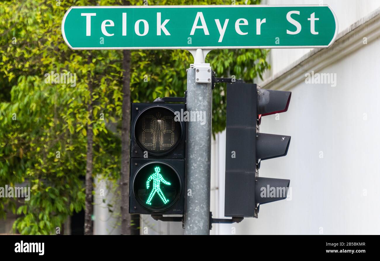 Green sign in English and Mandarin for Telok Ayer Street in Chinatown ...