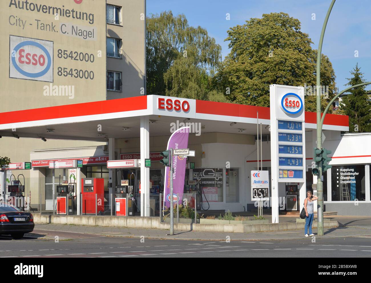 Esso Logo High Resolution Stock Photography and Images - Alamy