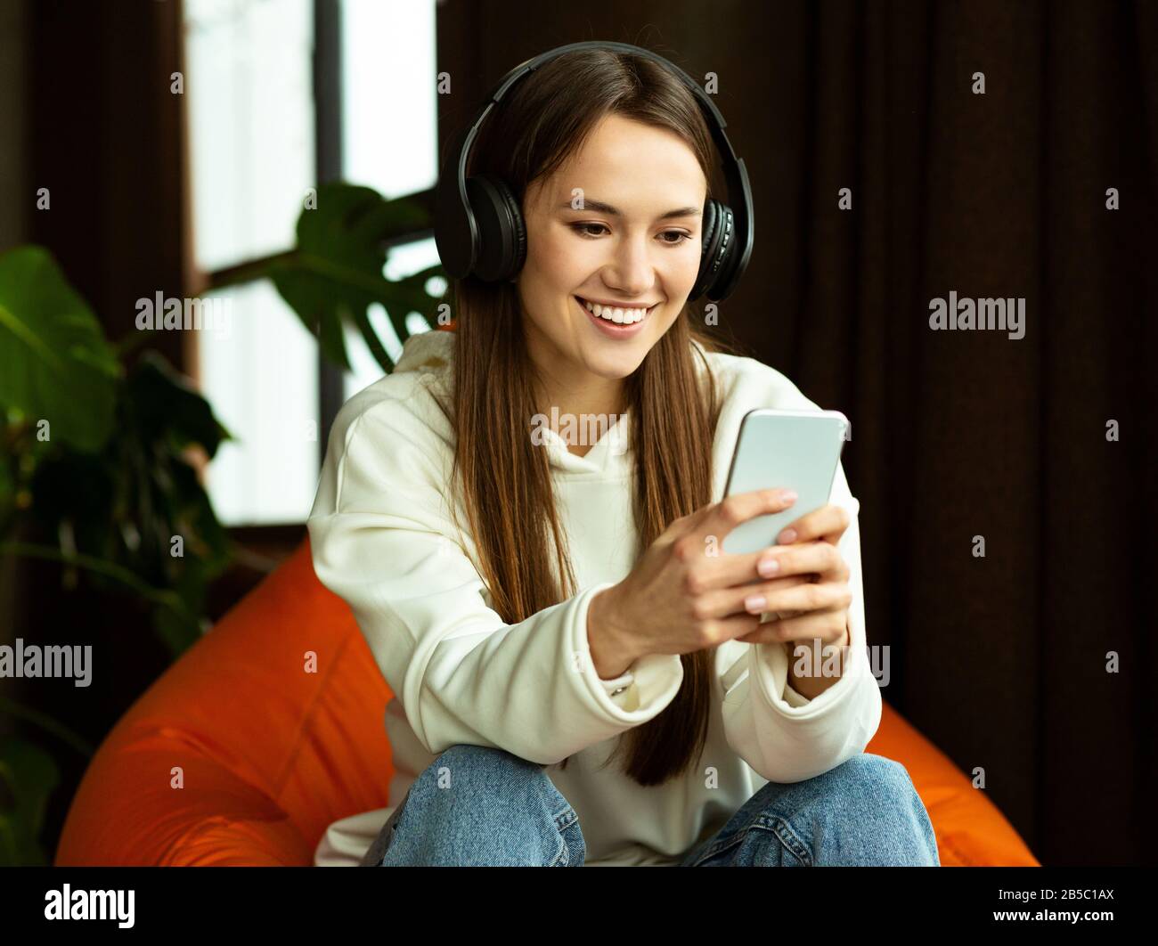 Girl typing smartphone hi-res stock photography and images - Alamy