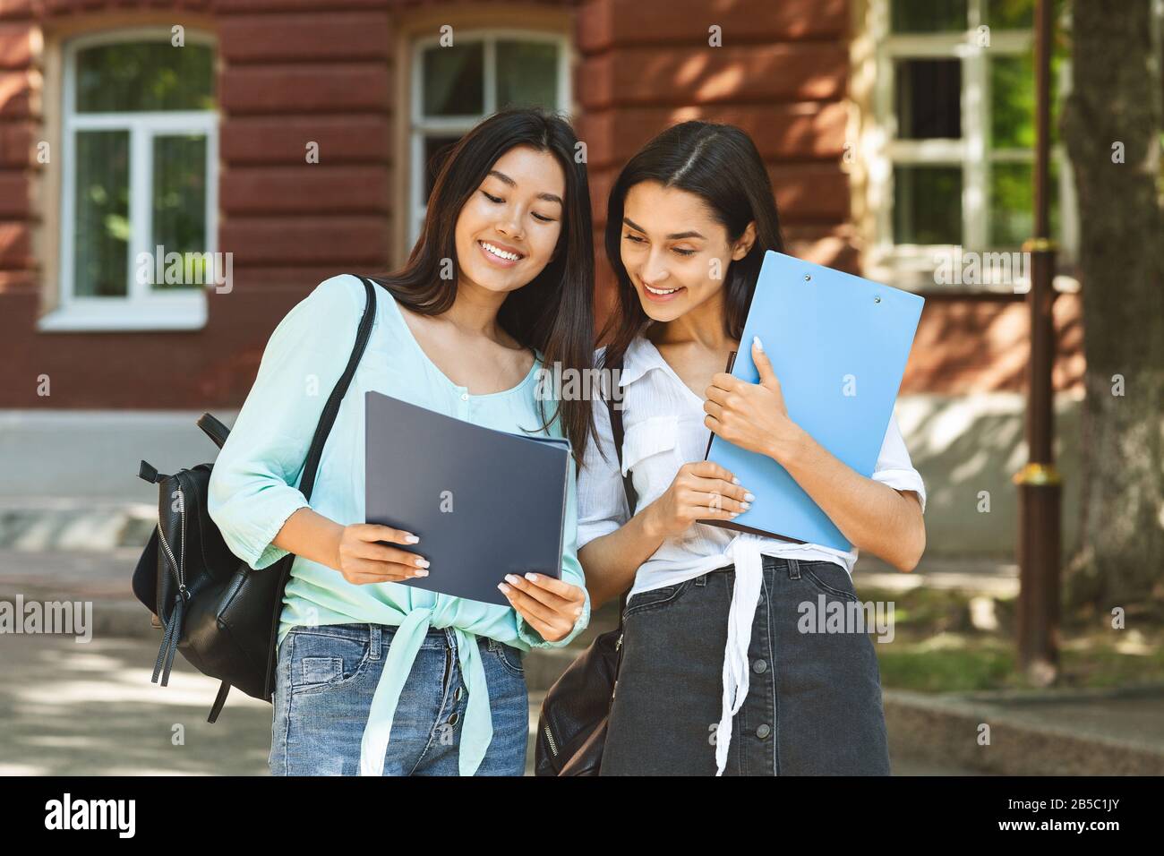 Girls teen school project hi-res stock photography and images - Alamy