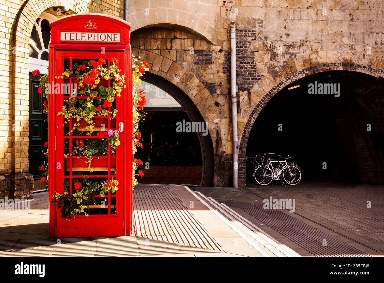 English telephone box hi-res stock photography and images - Alamy