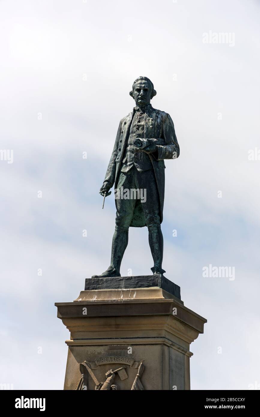 James cook statue whitby High Resolution Stock Photography and Images ...