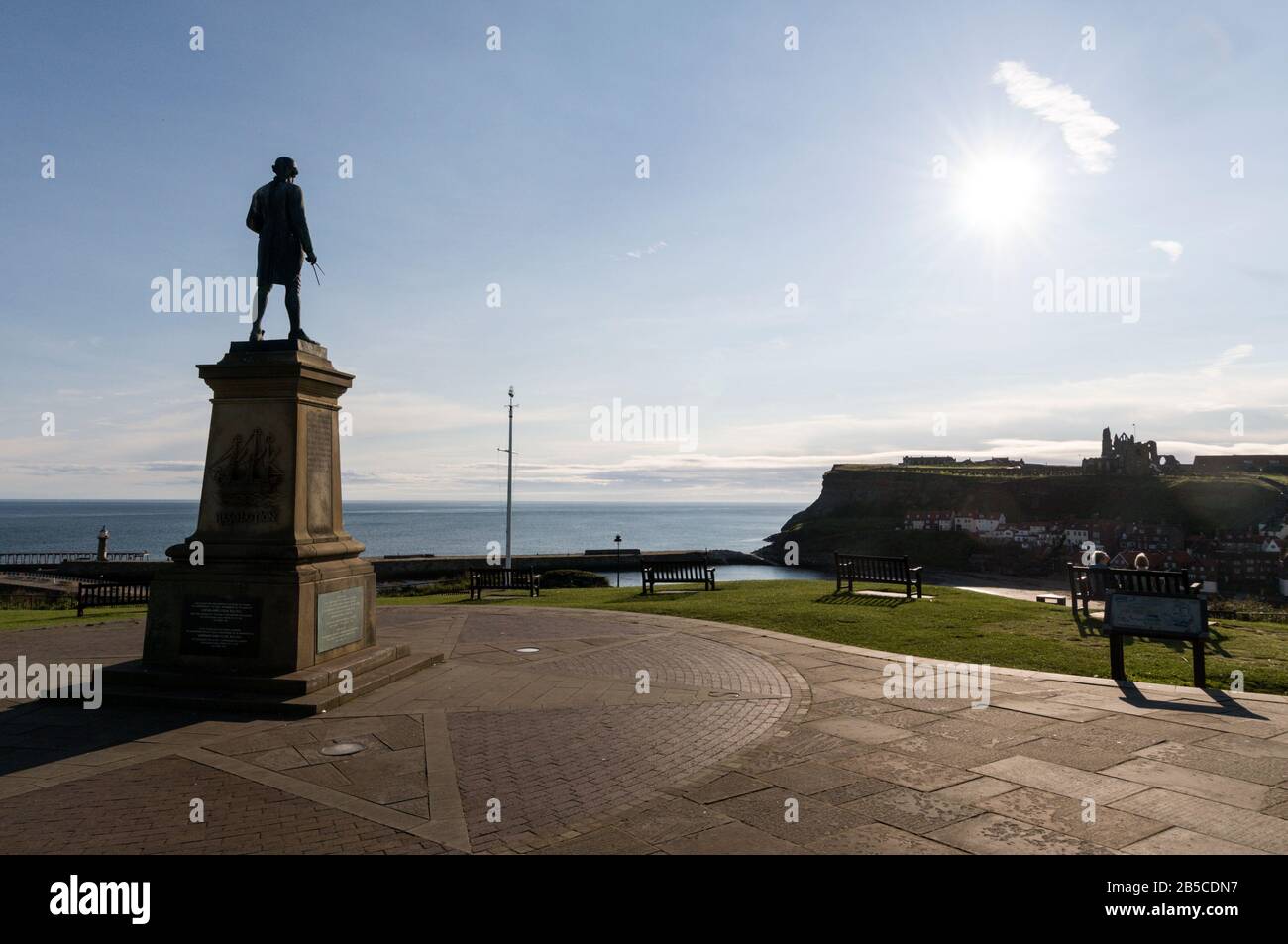James cook statue whitby High Resolution Stock Photography and Images ...