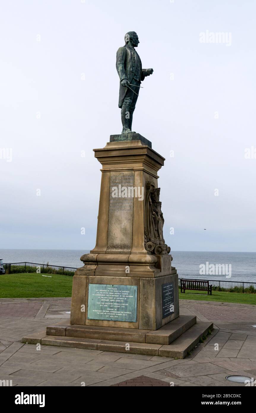 James cook statue whitby hi-res stock photography and images - Alamy