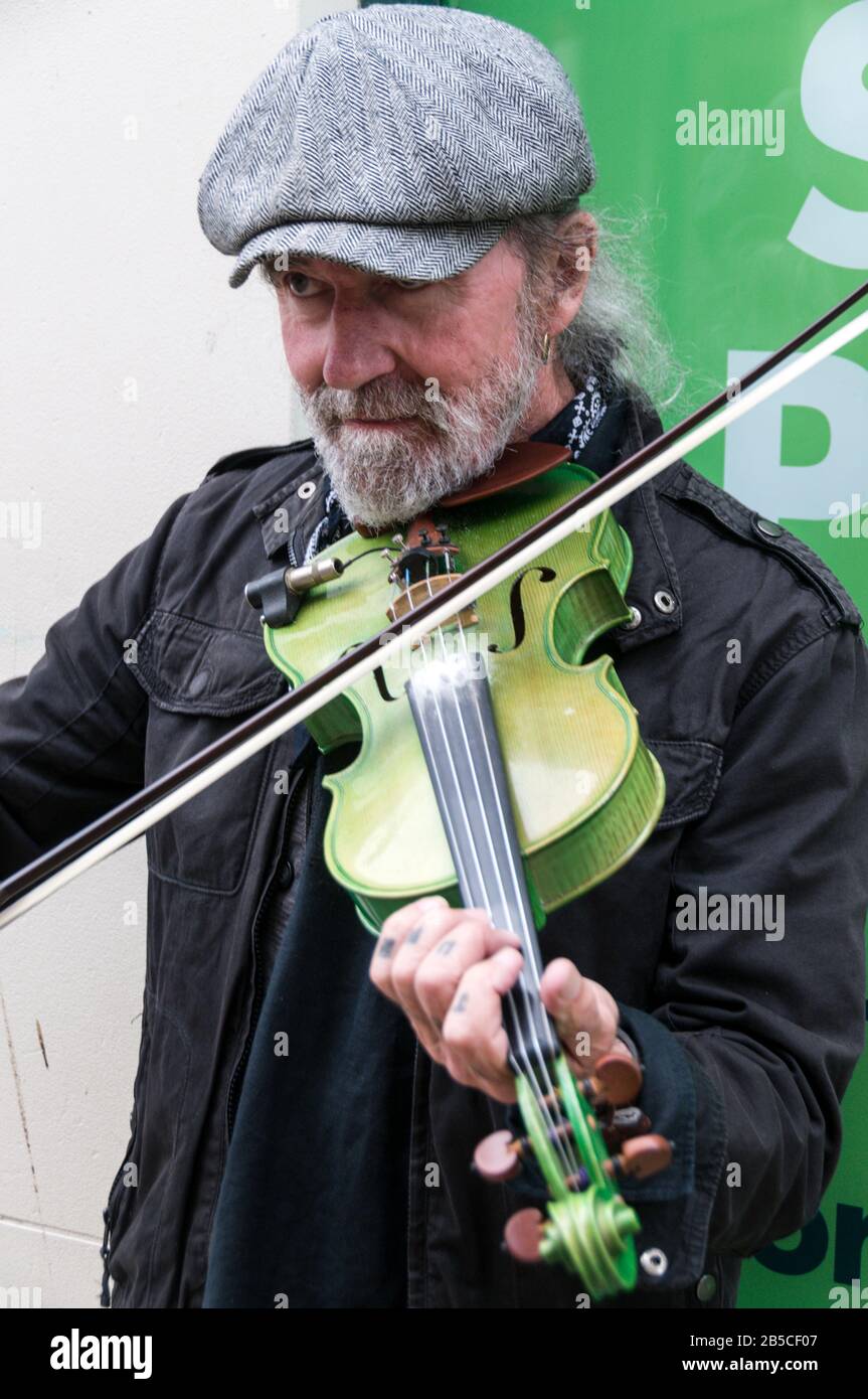 Violin Busker High Resolution Stock Photography and Images - Alamy