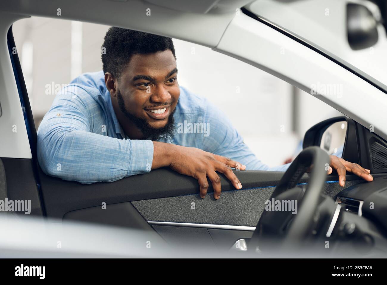 Modern car showroom interior hi-res stock photography and images - Alamy