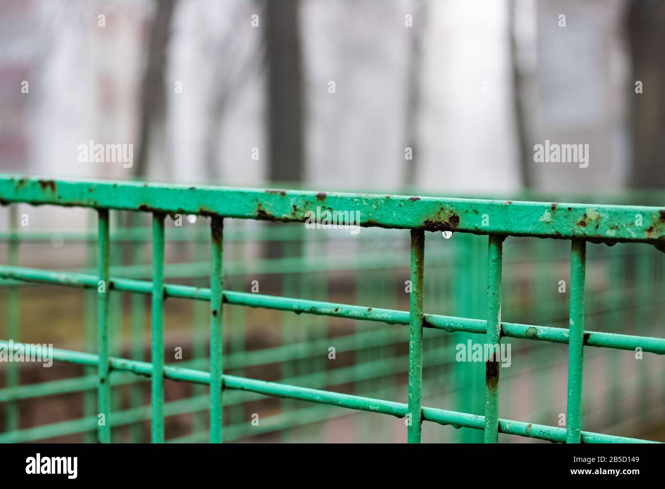 Metal grid fence in rain hi-res stock photography and images - Alamy