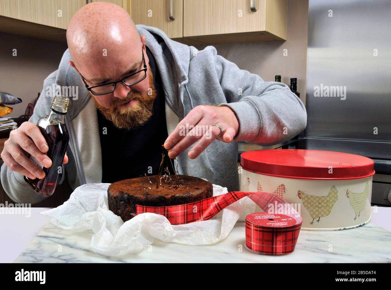 Man making cake hi-res stock photography and images - Alamy