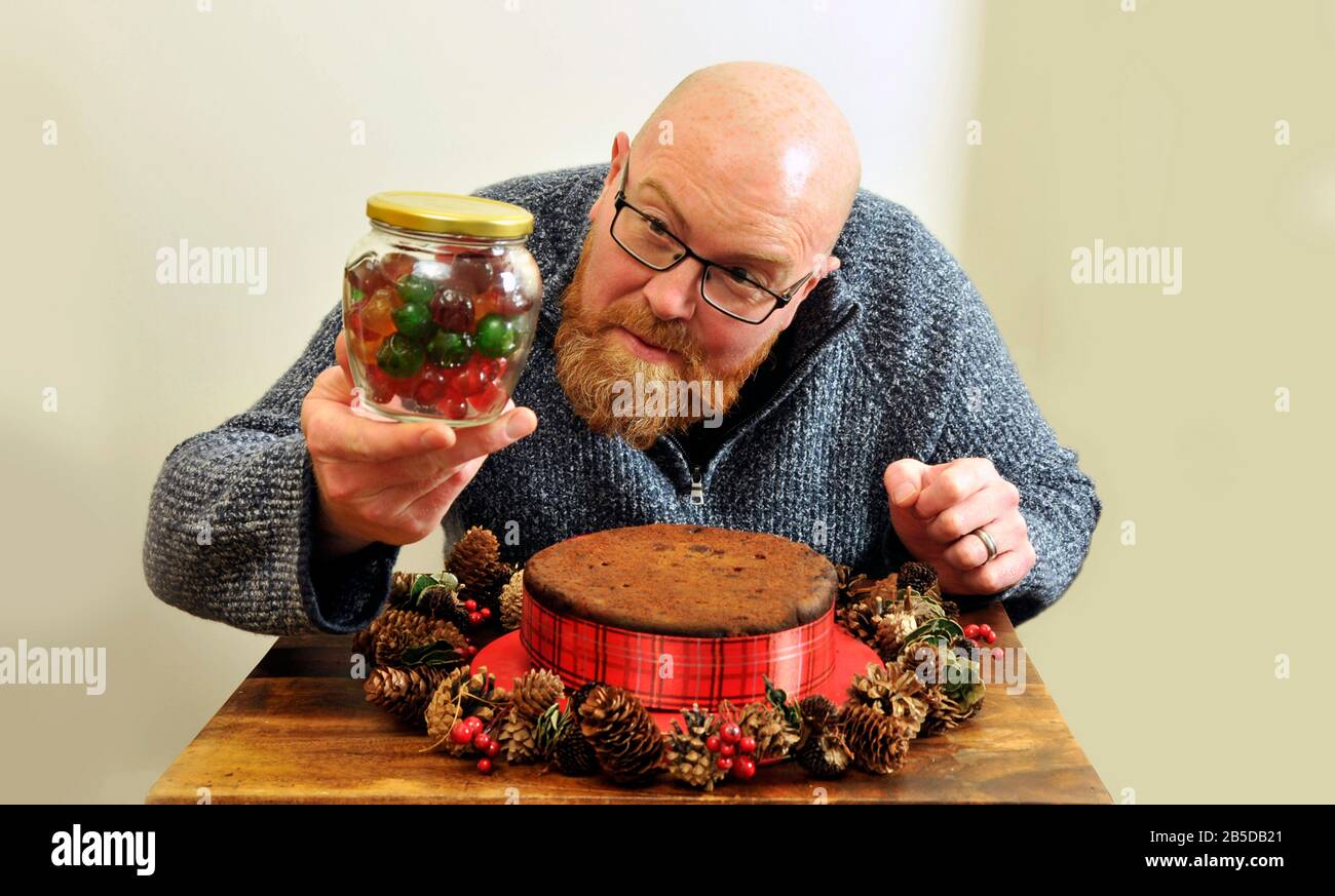 Man making cake hi-res stock photography and images - Alamy