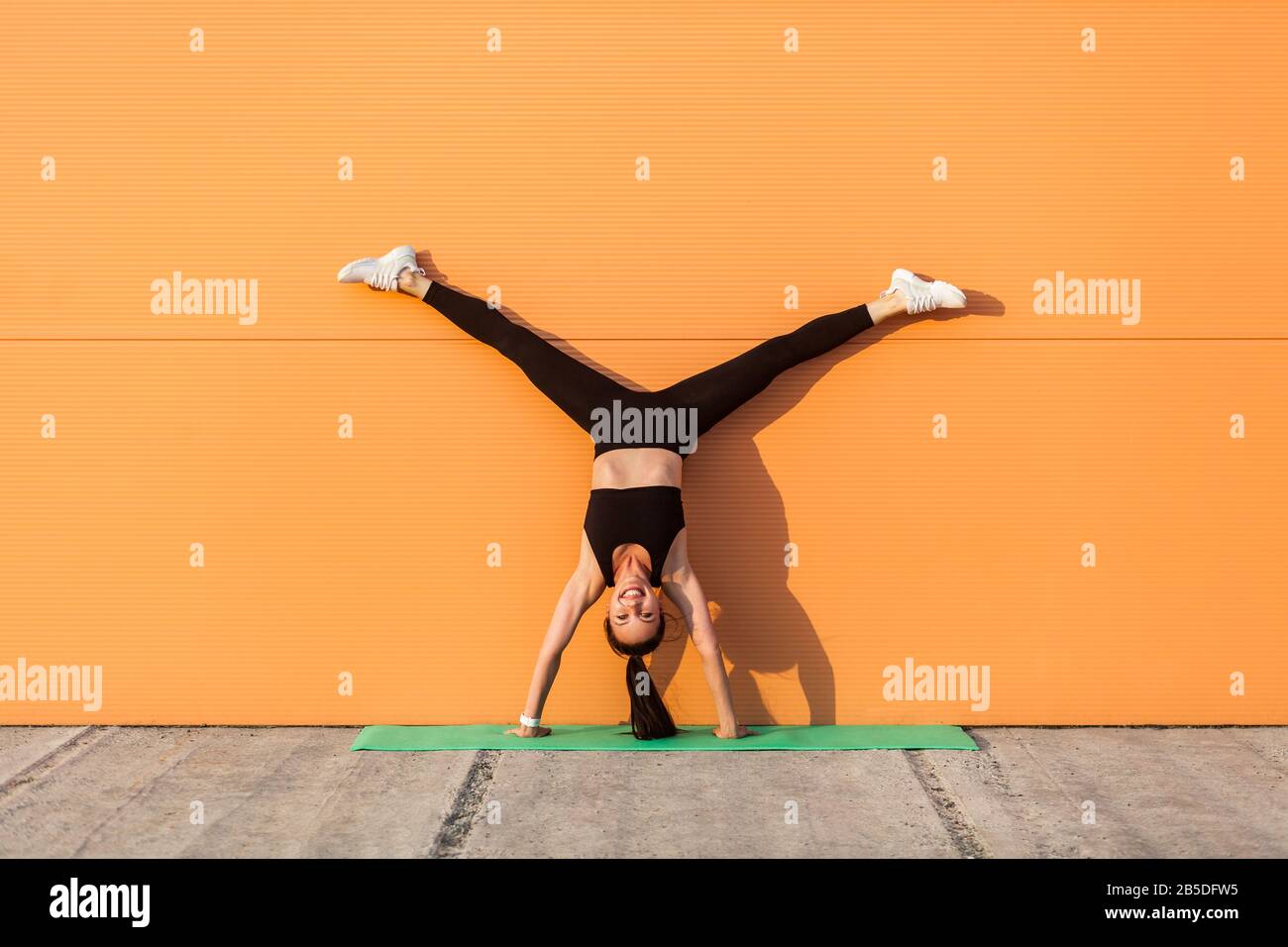 Girl showing her legs hi-res stock photography and images - Alamy