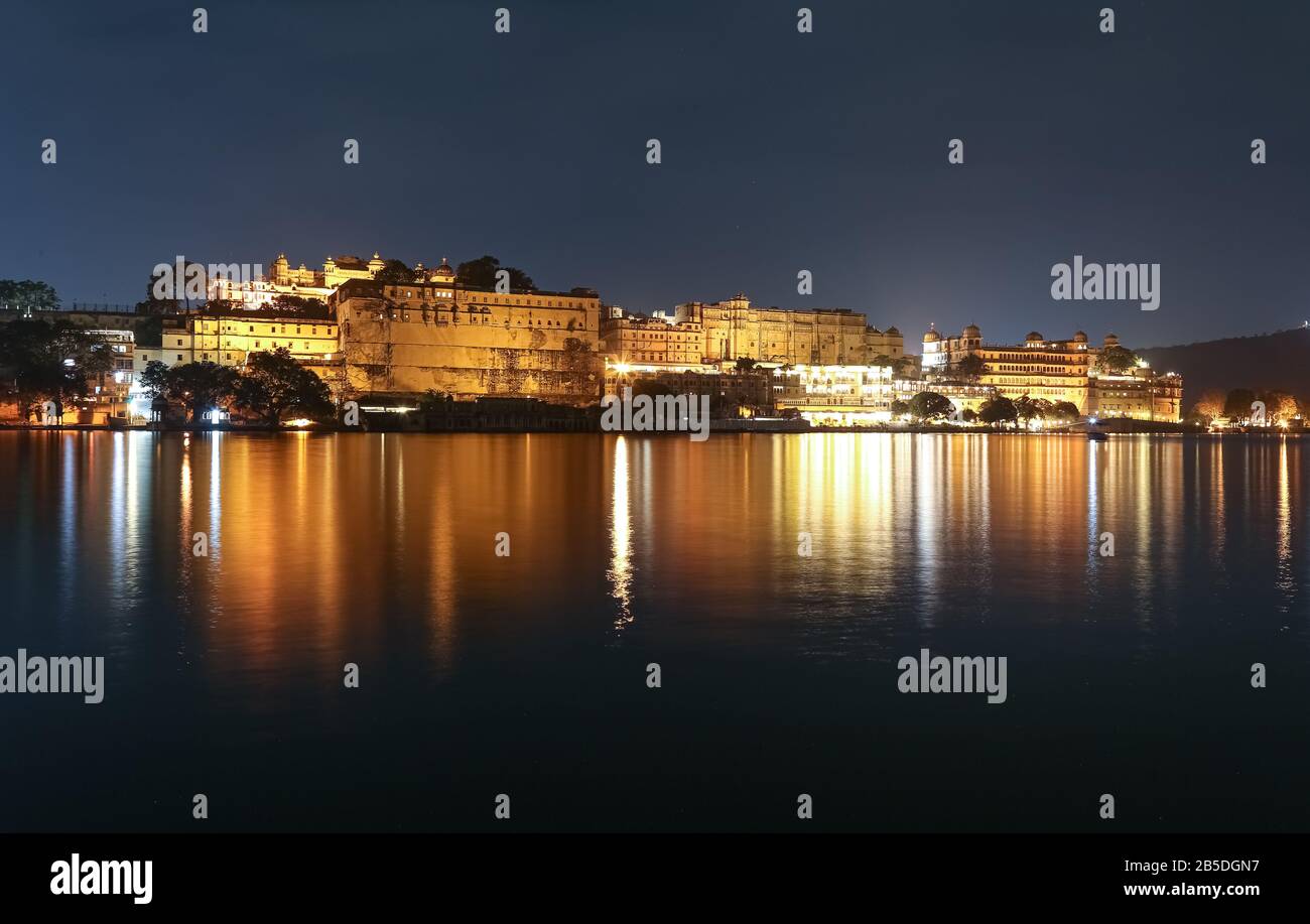 Night view city palace udaipur hi-res stock photography and images - Alamy