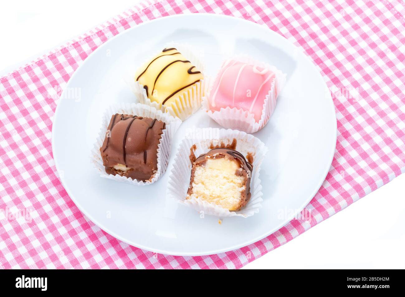 Fondant fancies hi-res stock photography and images - Alamy