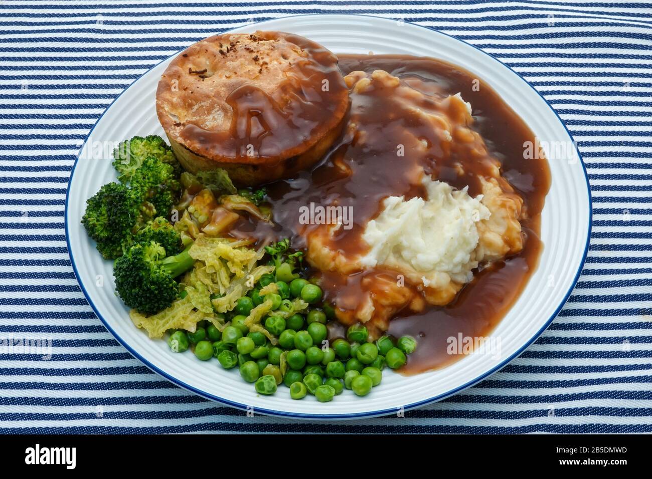 Pie and mash dinner with vegetables and gravy Stock Photo - Alamy