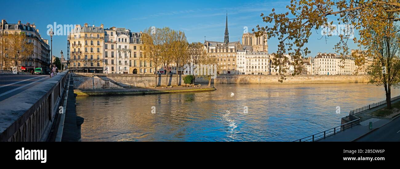 Panoramic view of the Isle De La Cite including the Notre Dame ...