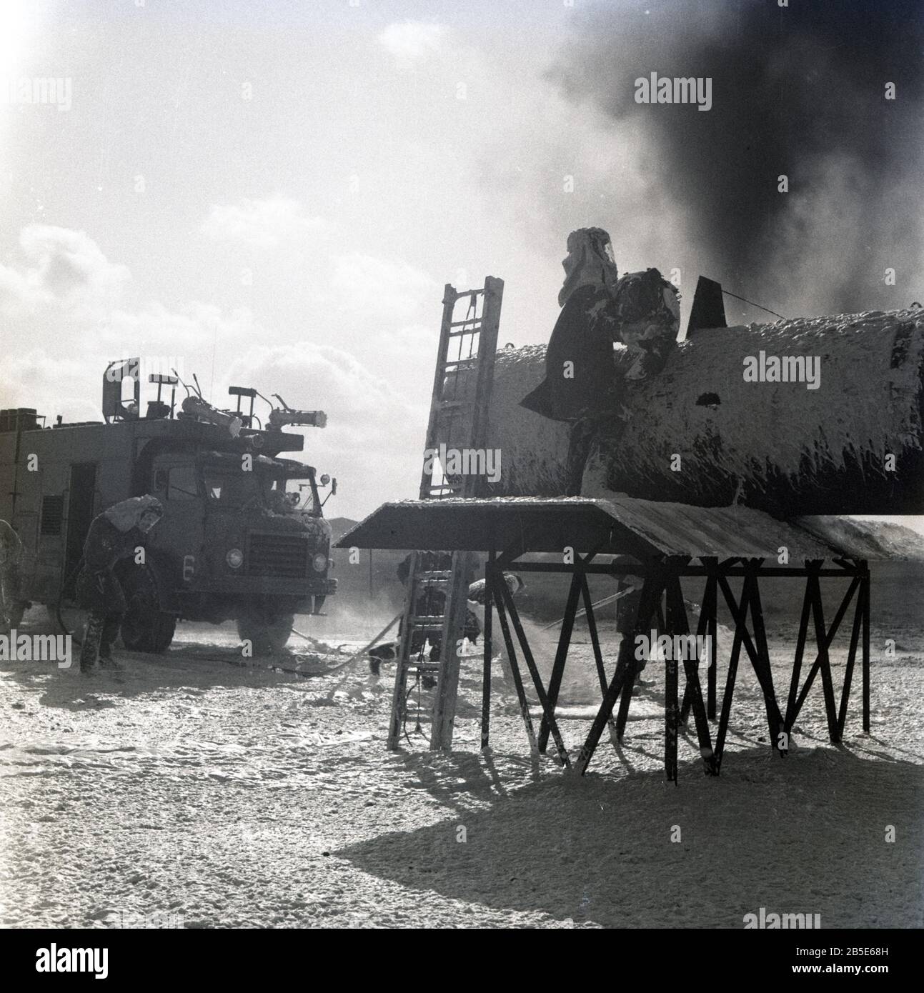 US Navy Ausbildung Flughafenfeuerwehr mit Tanklöschfahrzeug / United ...