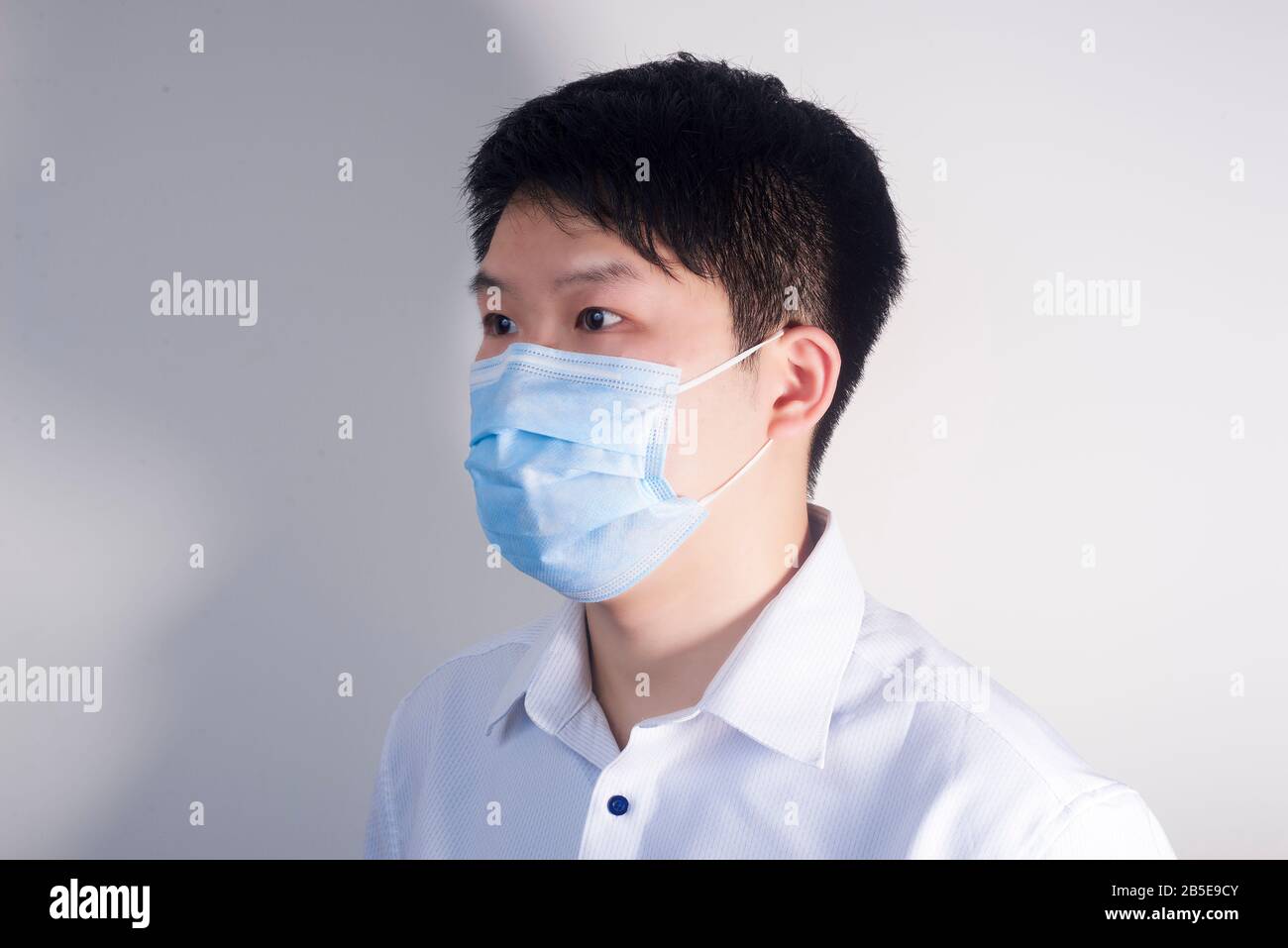 A man wearing a disposable medical surgical mask Stock Photo - Alamy
