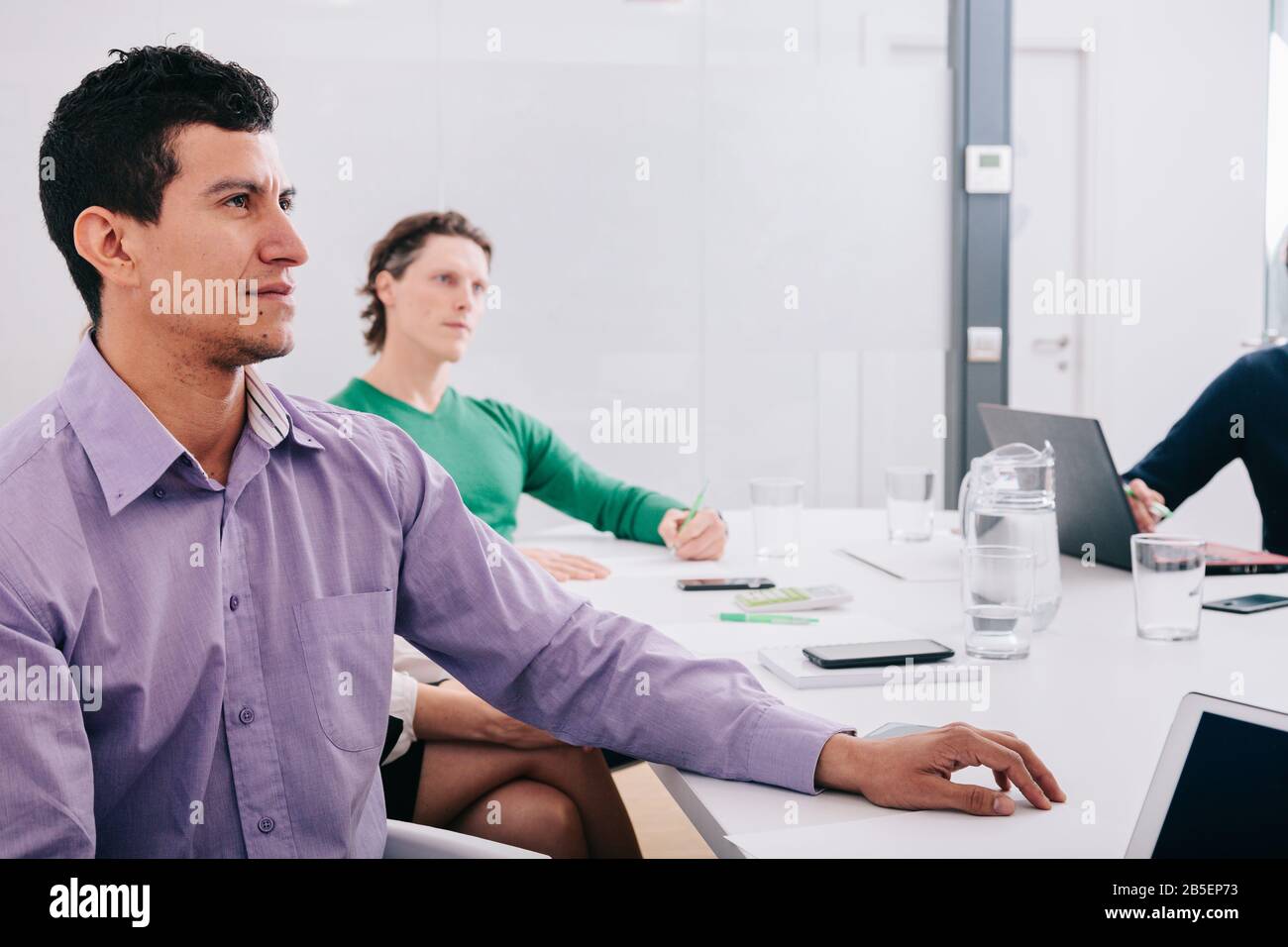 Group of office workers at a meeting around the boss Stock Photo - Alamy
