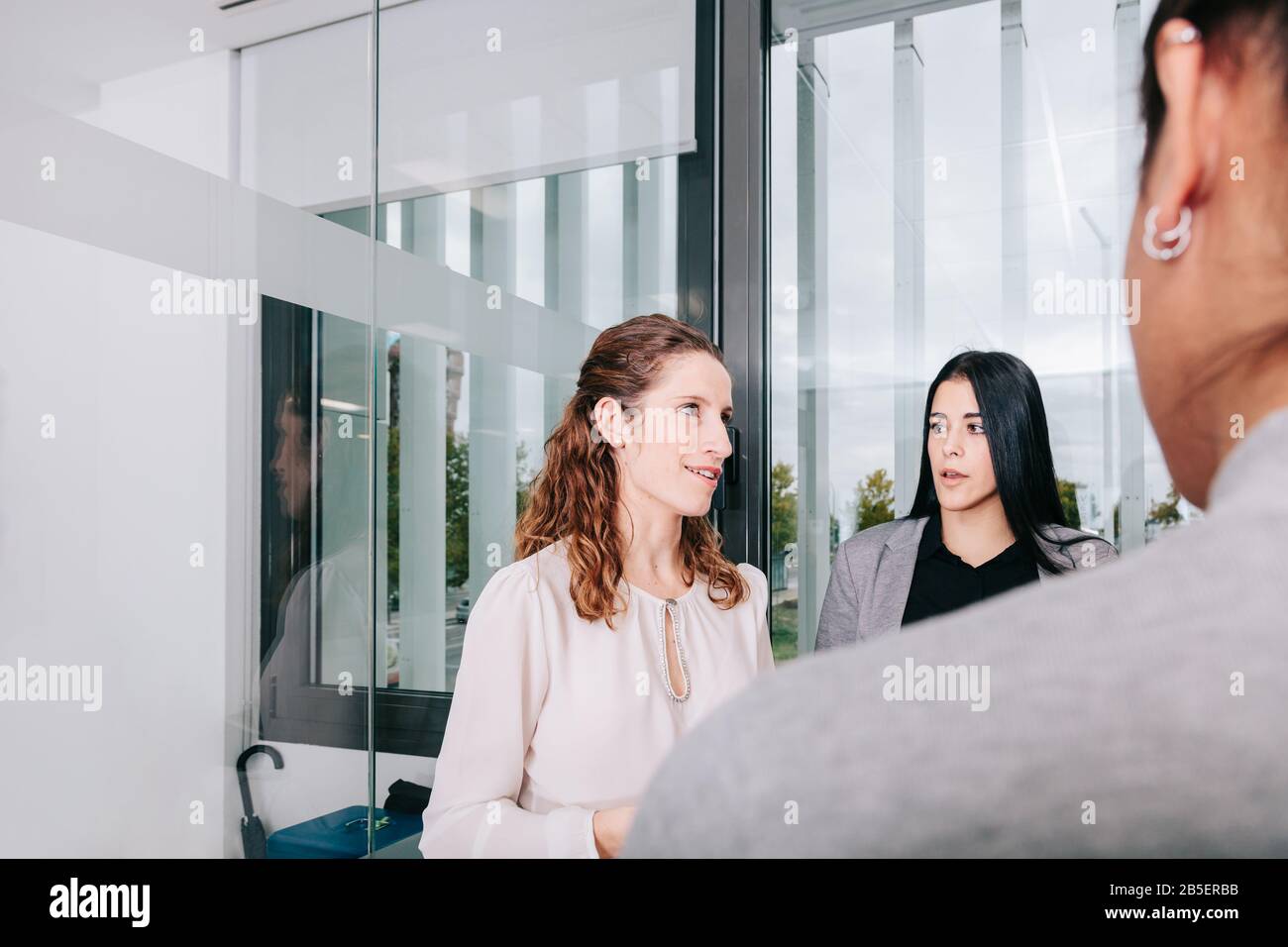 Group of office workers at a meeting around the boss Stock Photo - Alamy
