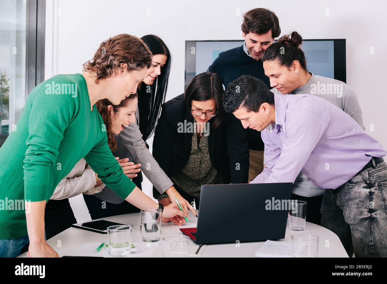 Group of office workers at a meeting around the boss Stock Photo - Alamy