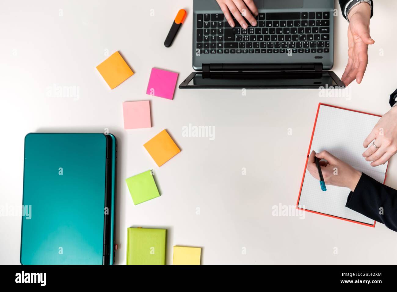 Teamwork desk hi-res stock photography and images - Alamy