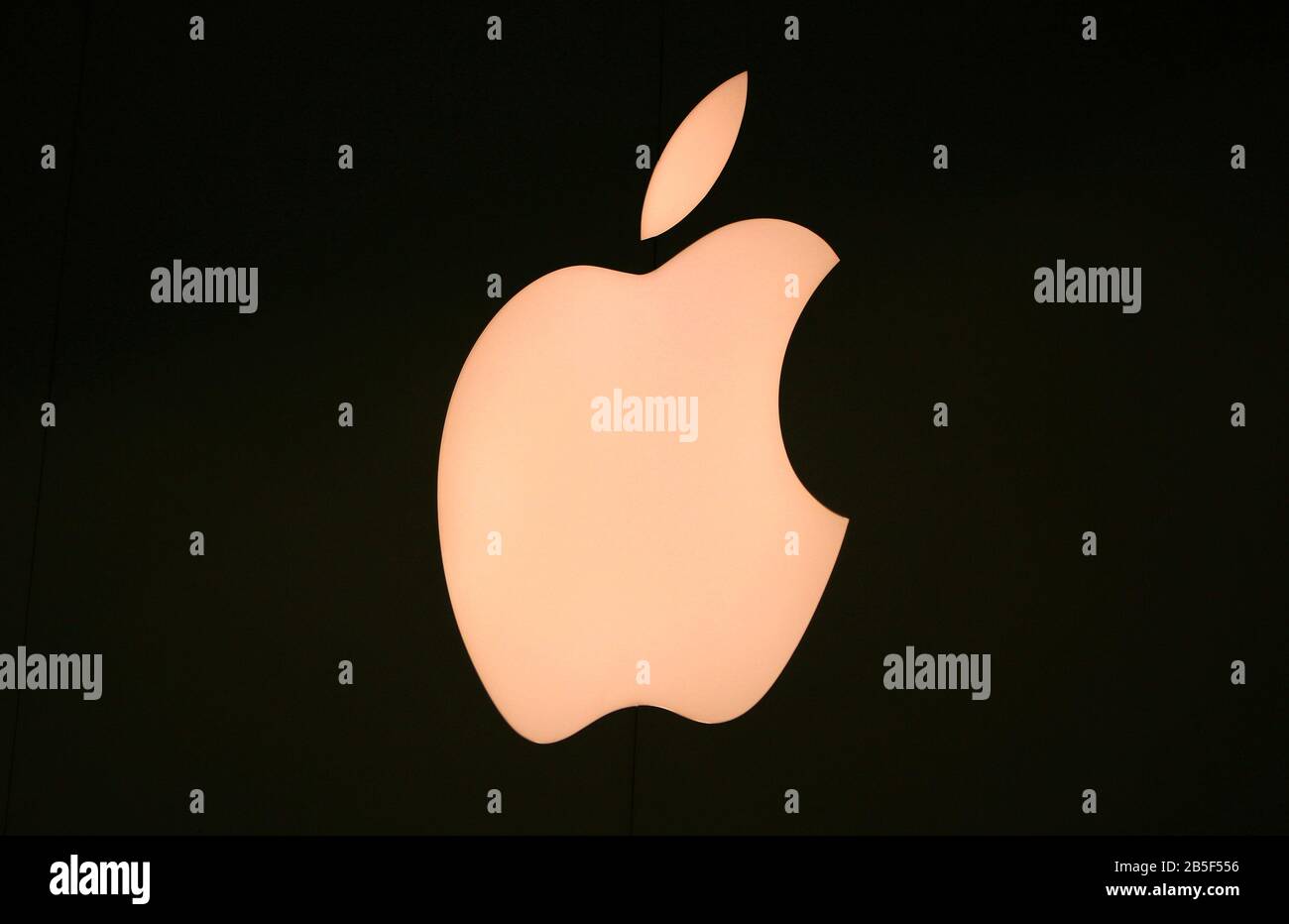 Apple Logo, Dubai Stock Photo - Alamy