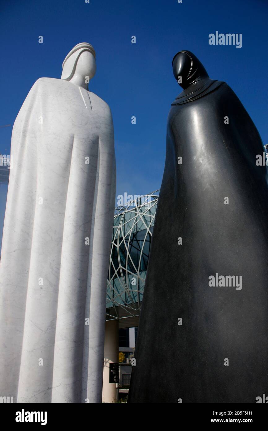 Statue together hi-res stock photography and images - Alamy