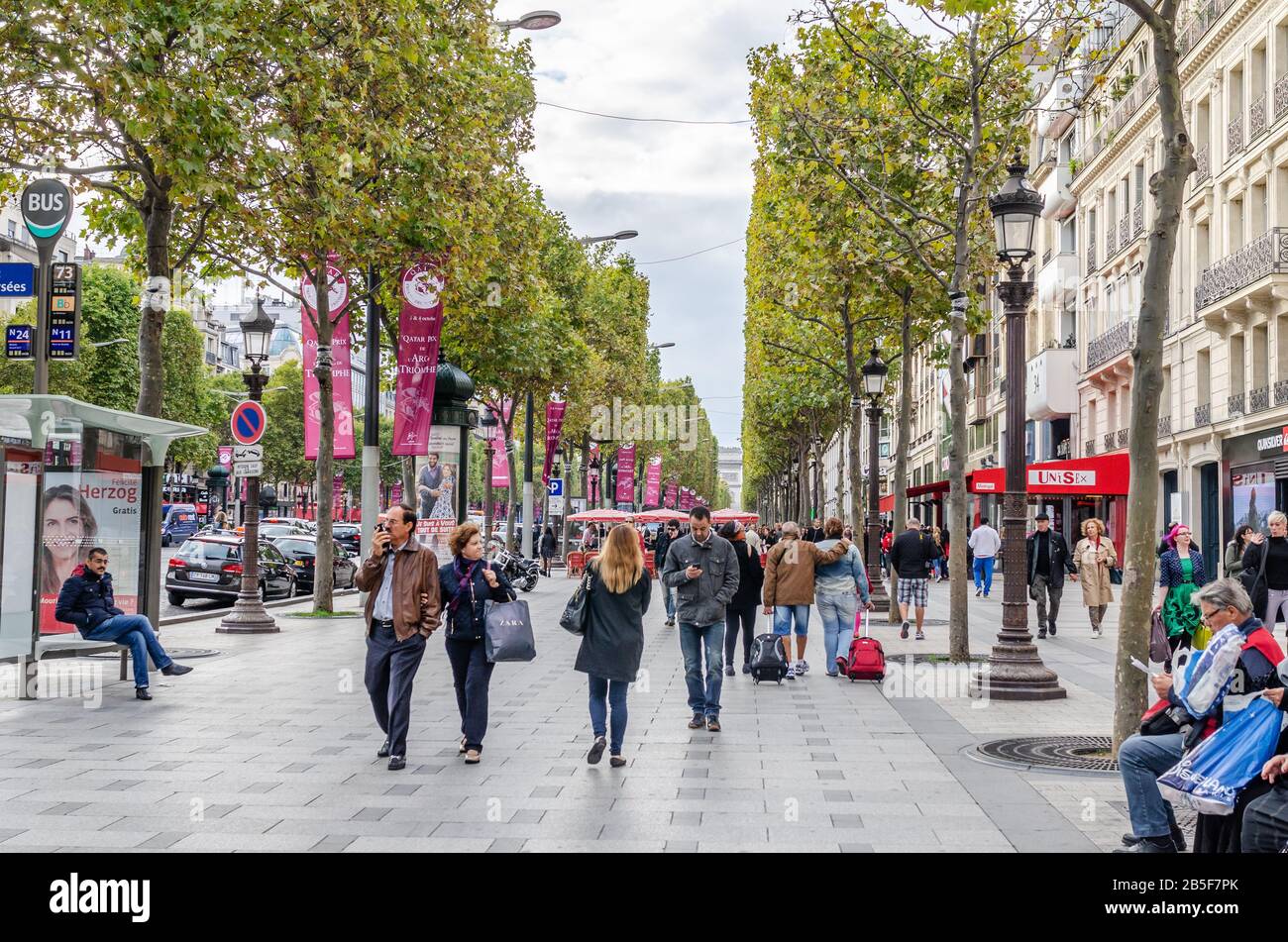 Paris Streets With People These Pretty Paris Streets Are Unreal: 15