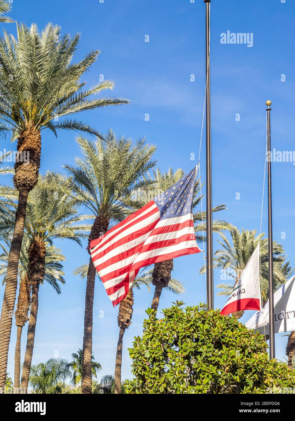 Half mast american flags hi-res stock photography and images - Alamy