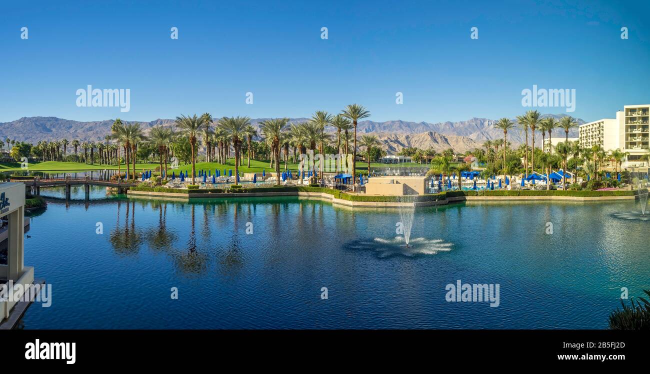 Golf water feature hi-res stock photography and images - Alamy