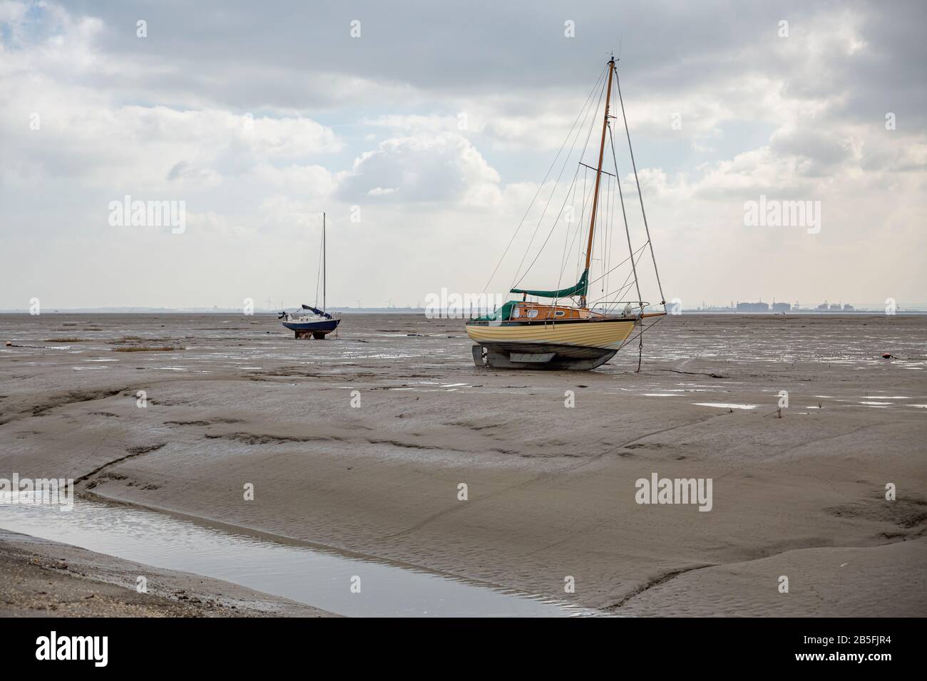 Boat stuck at lowtide hi-res stock photography and images - Alamy