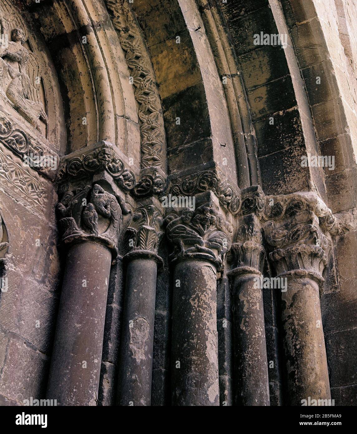 DETALLE DE LOS CAPITELES DE LA PORTADA OESTE DE LA IGLESIA DEL SALVADOR ...