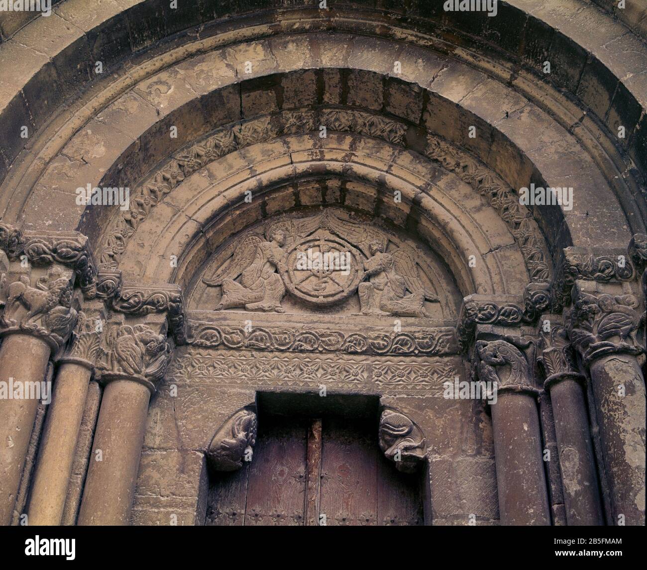 DETALLE DEL TIMPANO DE LA PORTADA OESTE DE LA IGLESIA DEL SALVADOR ...