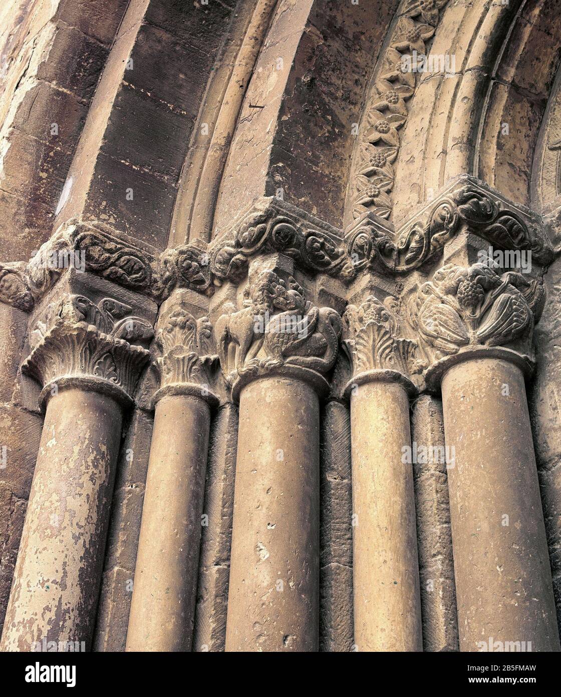 DETALLE DE LOS CAPITELES DE LA PORTADA OESTE DE LA IGLESIA DEL SALVADOR ...