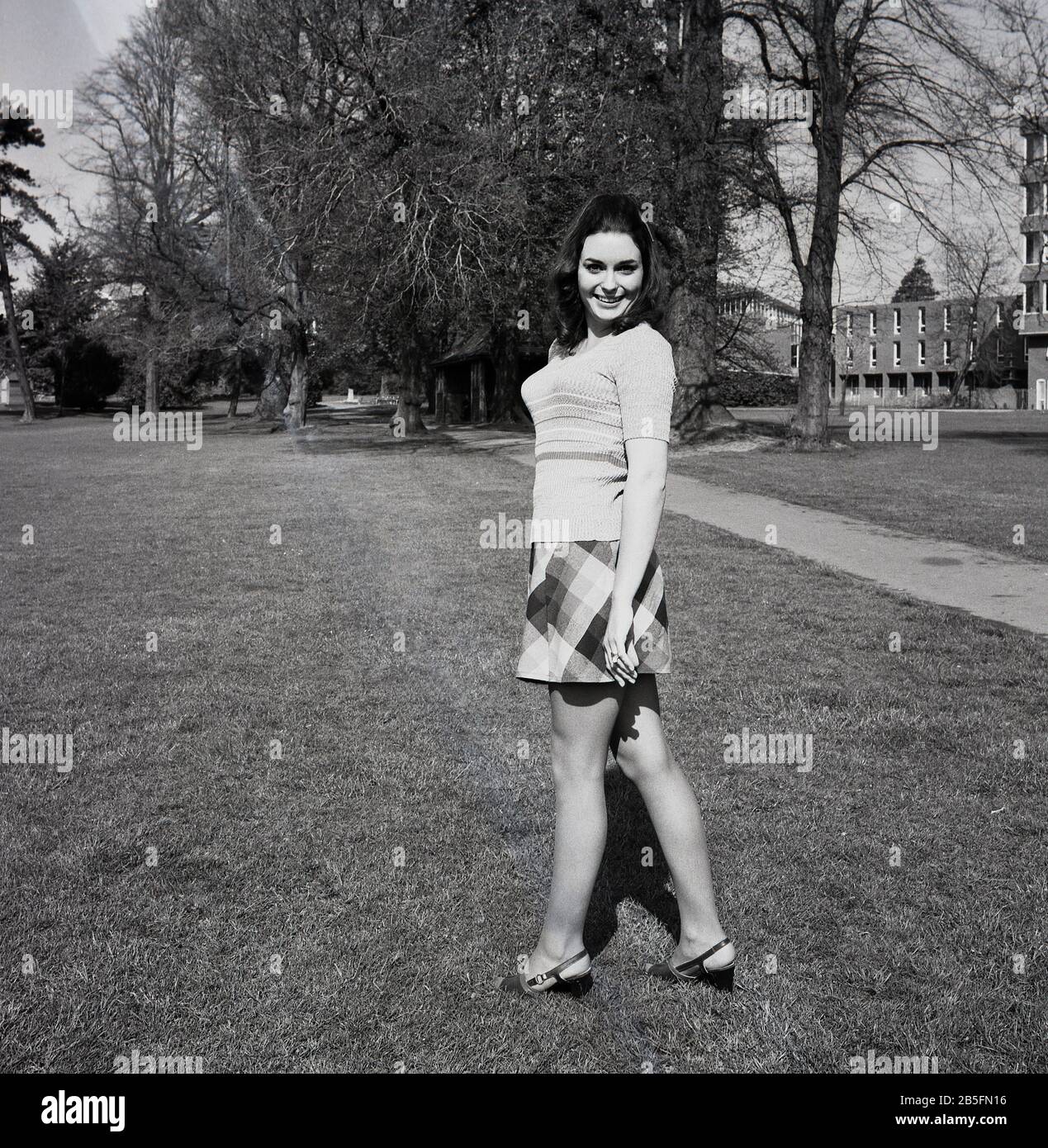 Shapely legs hi-res stock photography and images - Alamy