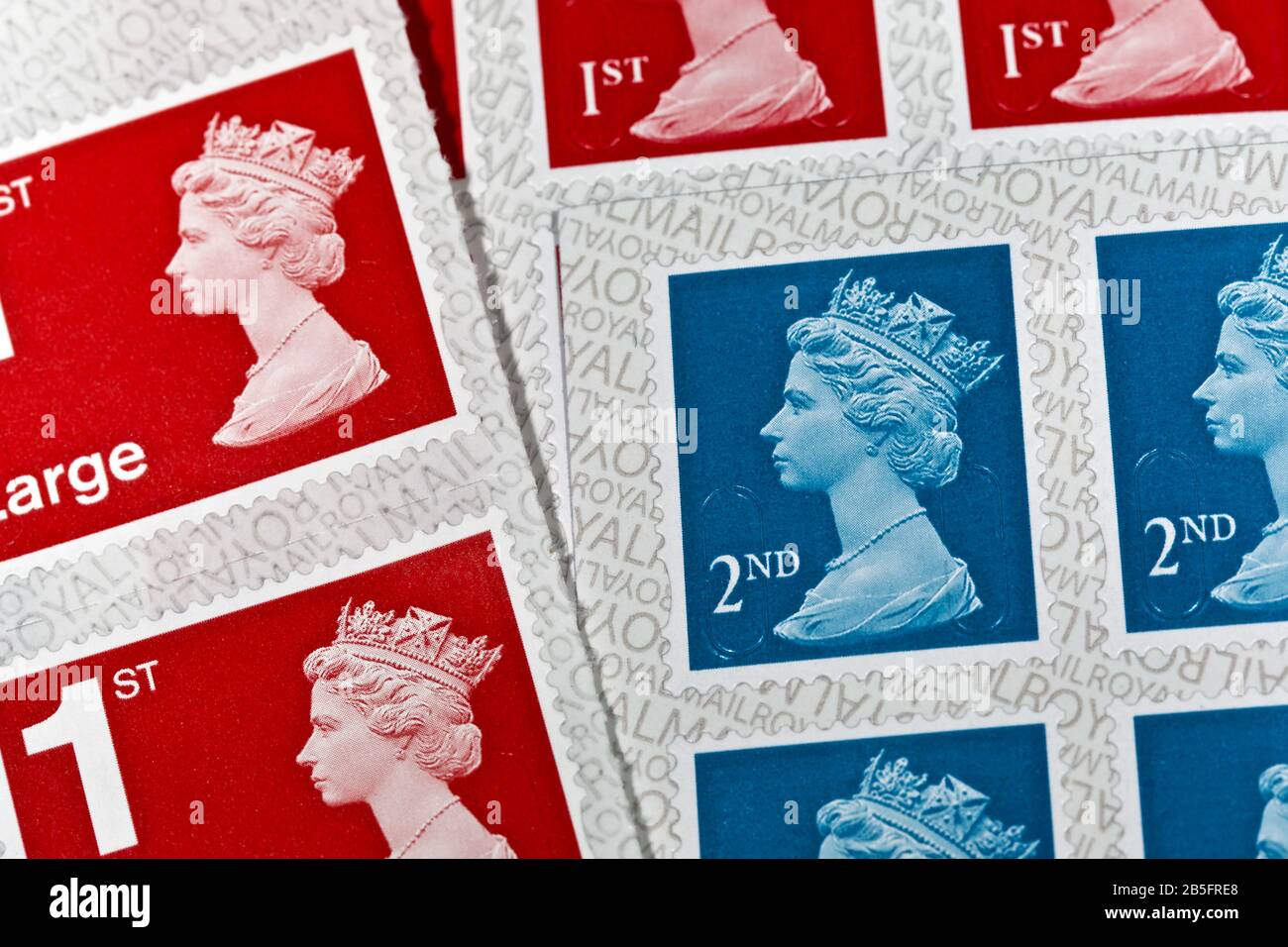Queen elizabeth stamp red hi-res stock photography and images - Alamy