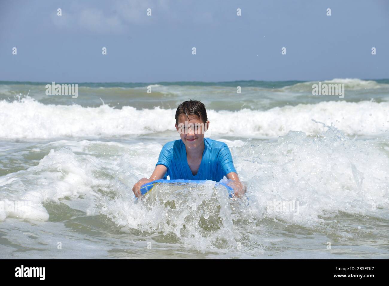 Junge, Baden, Welle, Goyambokka Beach, Tangalle, Sri Lanka Stock Photo ...