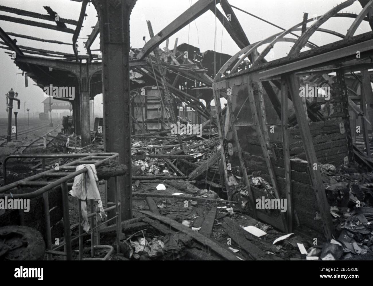 Bombenangriff / Bombernacht auf deutschen Bahnhof / Bombardment ...