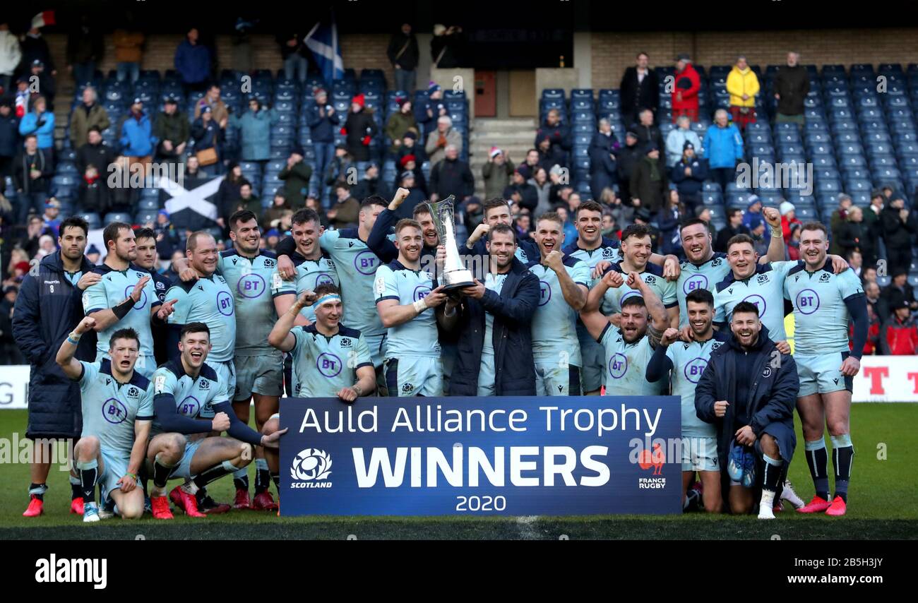 Scotland lift the Auld Alliance trophy during the Guinness Six Nations ...