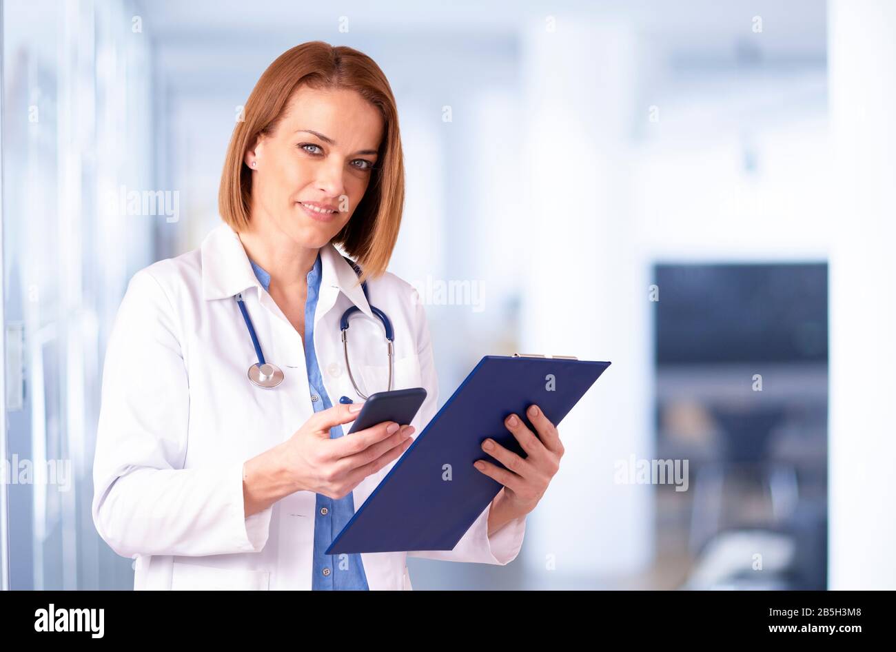 Doctor call center hi-res stock photography and images - Alamy
