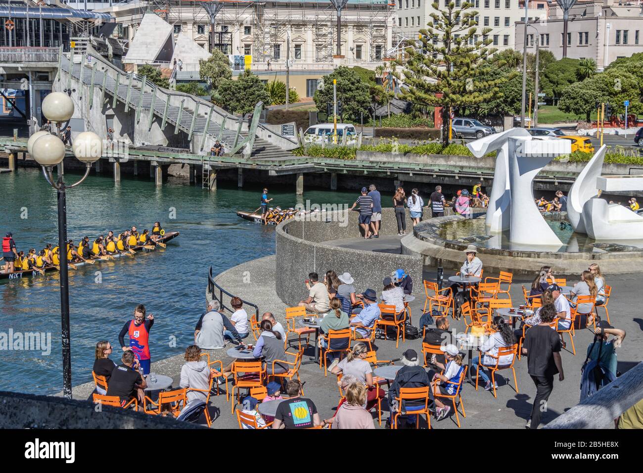 Dragon Boat Teams returning to lagoon, Wellington Stock Photo - Alamy