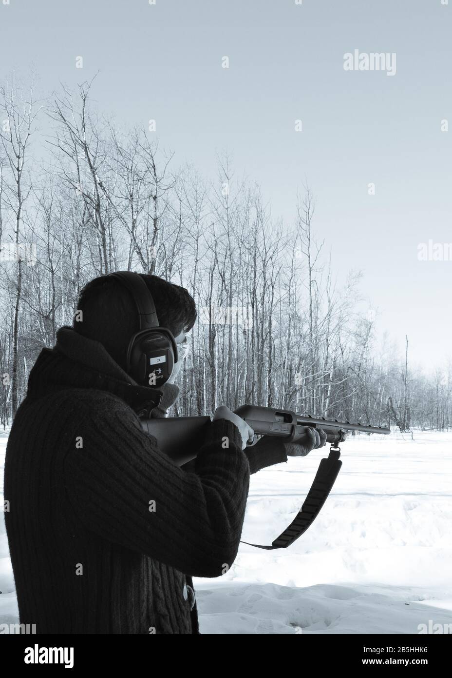 Man shooting target gun hi-res stock photography and images - Alamy